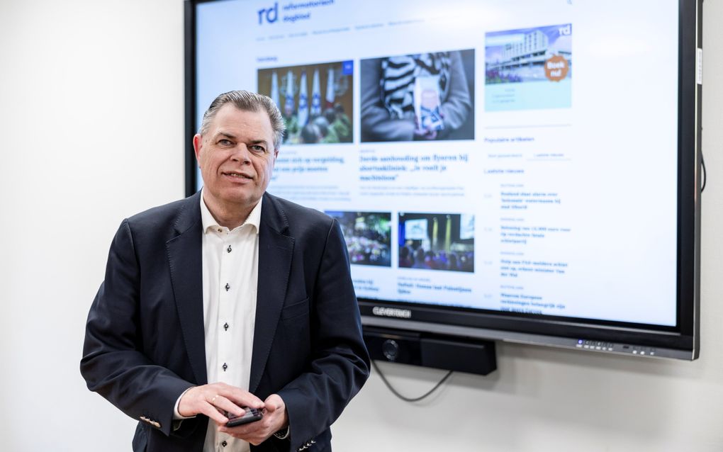 Blinde Rik Dunsbergen uit Doorn ‘leest’ krant luisterend