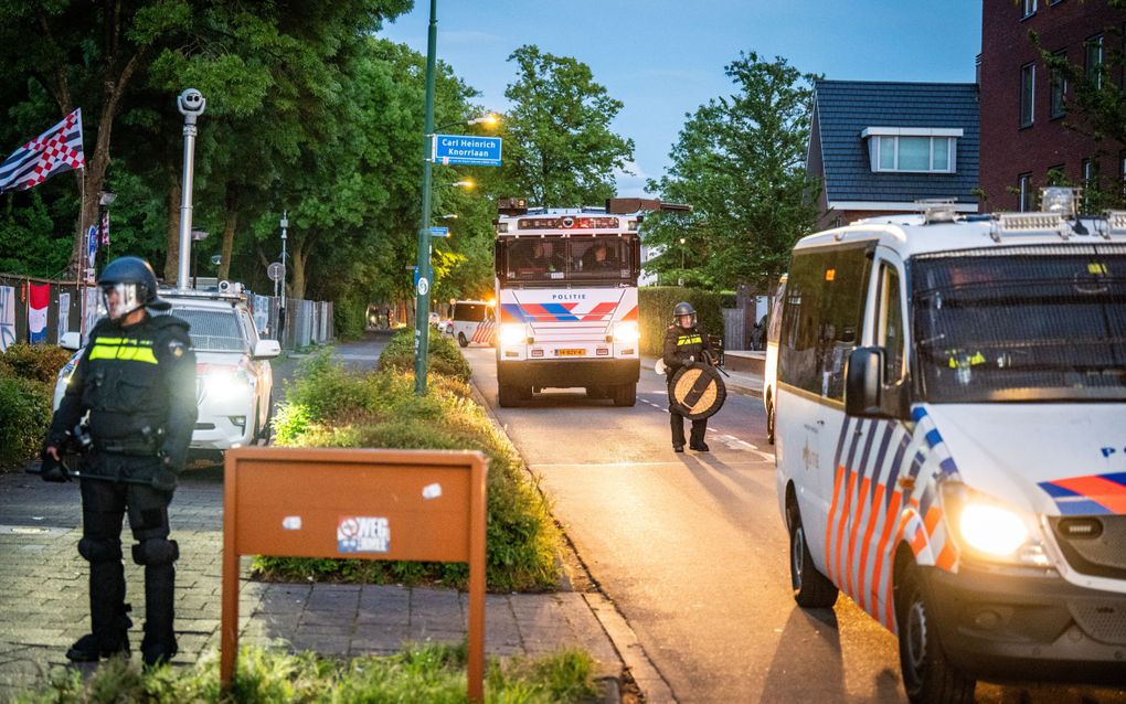 Pakt de politie anti-azc-demonstrant harder aan dan XR-activist?