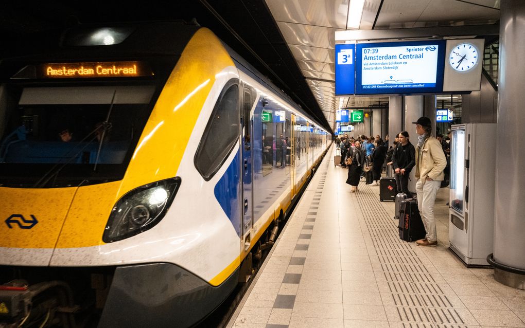 Drie treinen met zo’n 1300 reizigers gestrand door brand Woerden