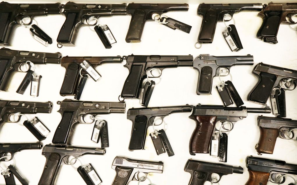 Van schietende Nokia tot boksbeugelmok: in beslag genomen wapens in ...