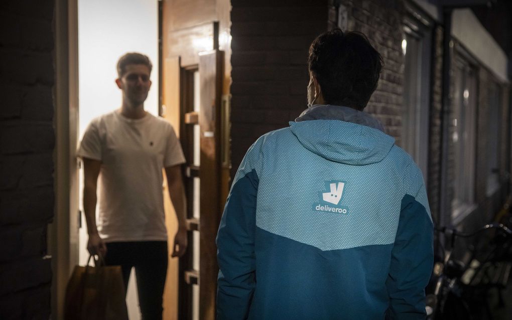 Protest tegen avondklok in Urk, teststraat in brand