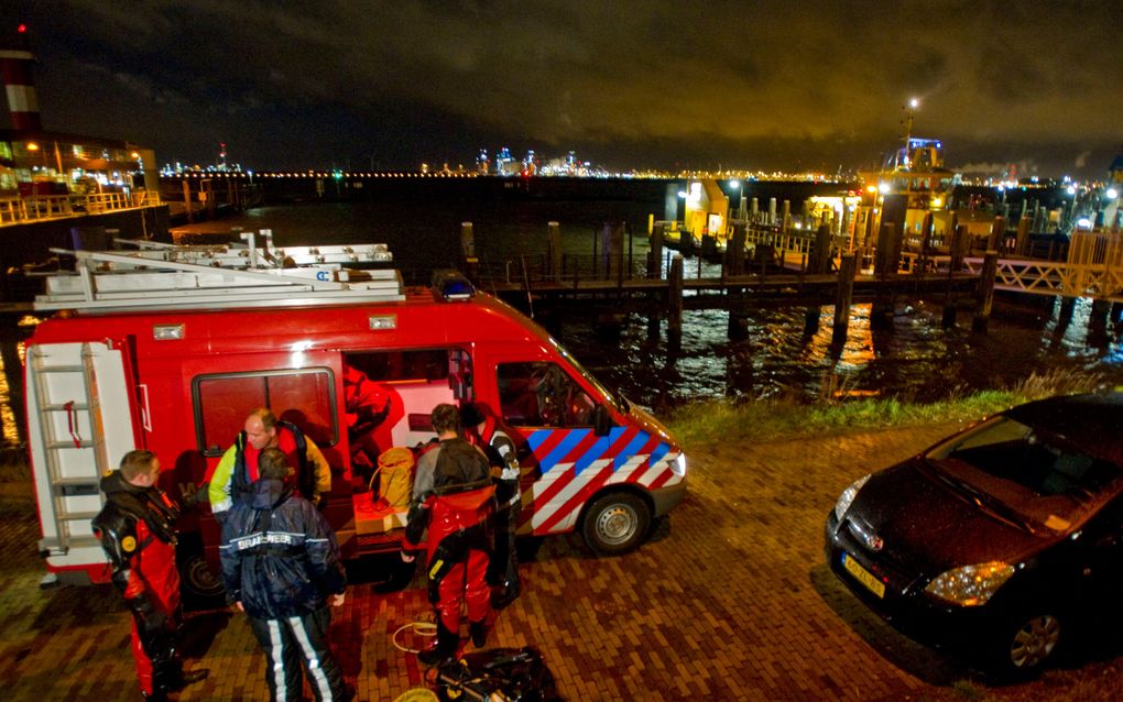 Dode en zwaargewonde door explosie op vissersboot in Dordrecht Dode en zwaargewonde door explosie op vissersboot in Dordrecht