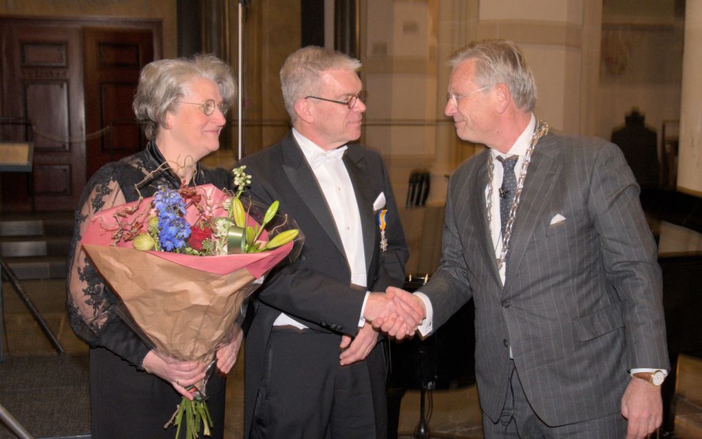 Dirigent Arie Kortleven tijdens jubileumconcert in Zaltbommel geridderd