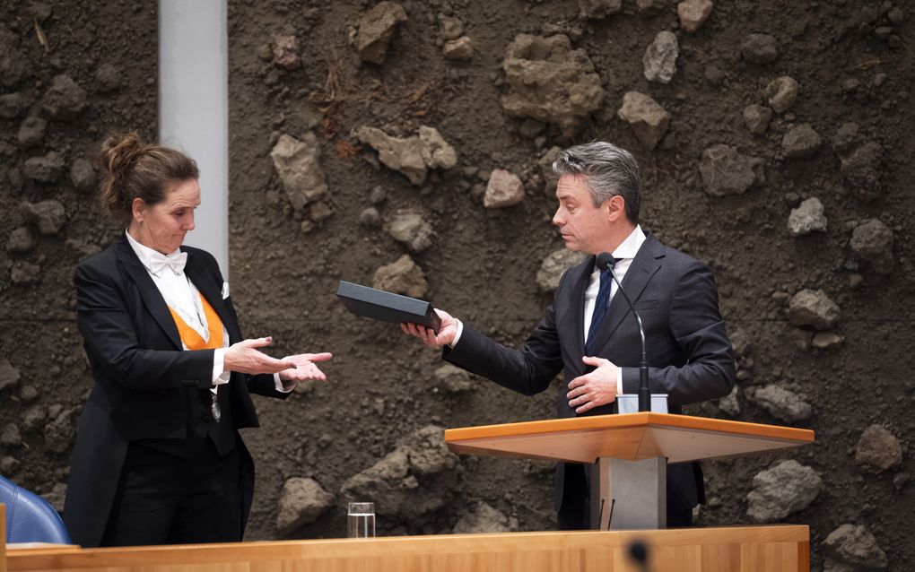 Bikker haalt slotbede van troonrede aan, Stoffer overhandigt ...