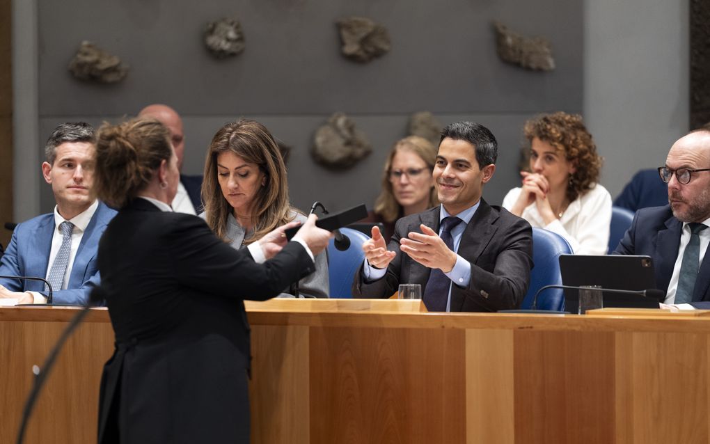Bikker haalt slotbede van troonrede aan, Stoffer overhandigt ...