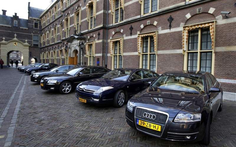 Defensie-auto met chauffeur kost 4,5 miljoen