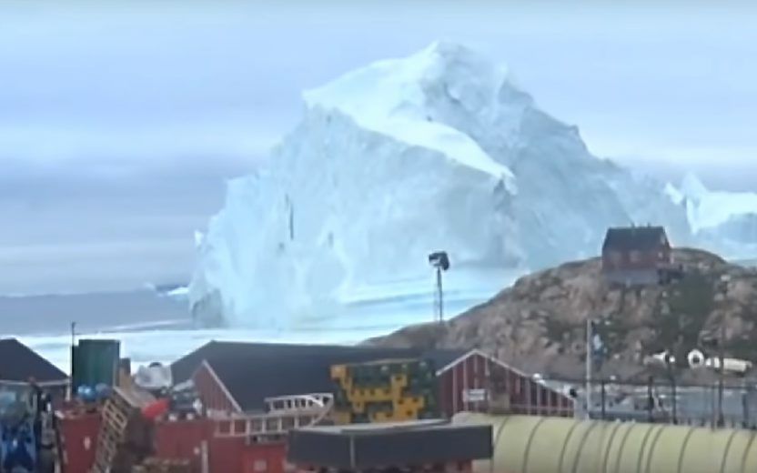 Enorme ijsberg bereikt dorpje Groenland