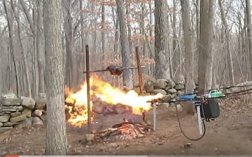 Amerikaan (19) bouwt drone met vlammenwerper (video)