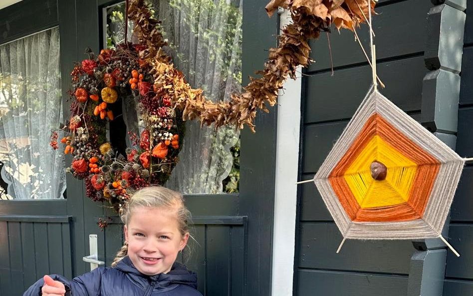 Oud-Beijerlandse oma maakt elk jaar spinnenwebben met haar kleinkinderen