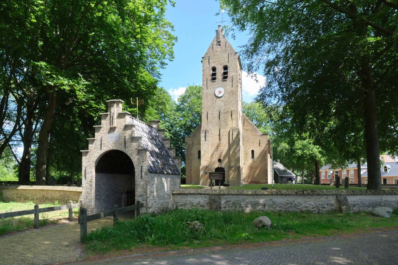 Langs het Tsjerkepaad: Friese geeltjes en diepblauw gewelf