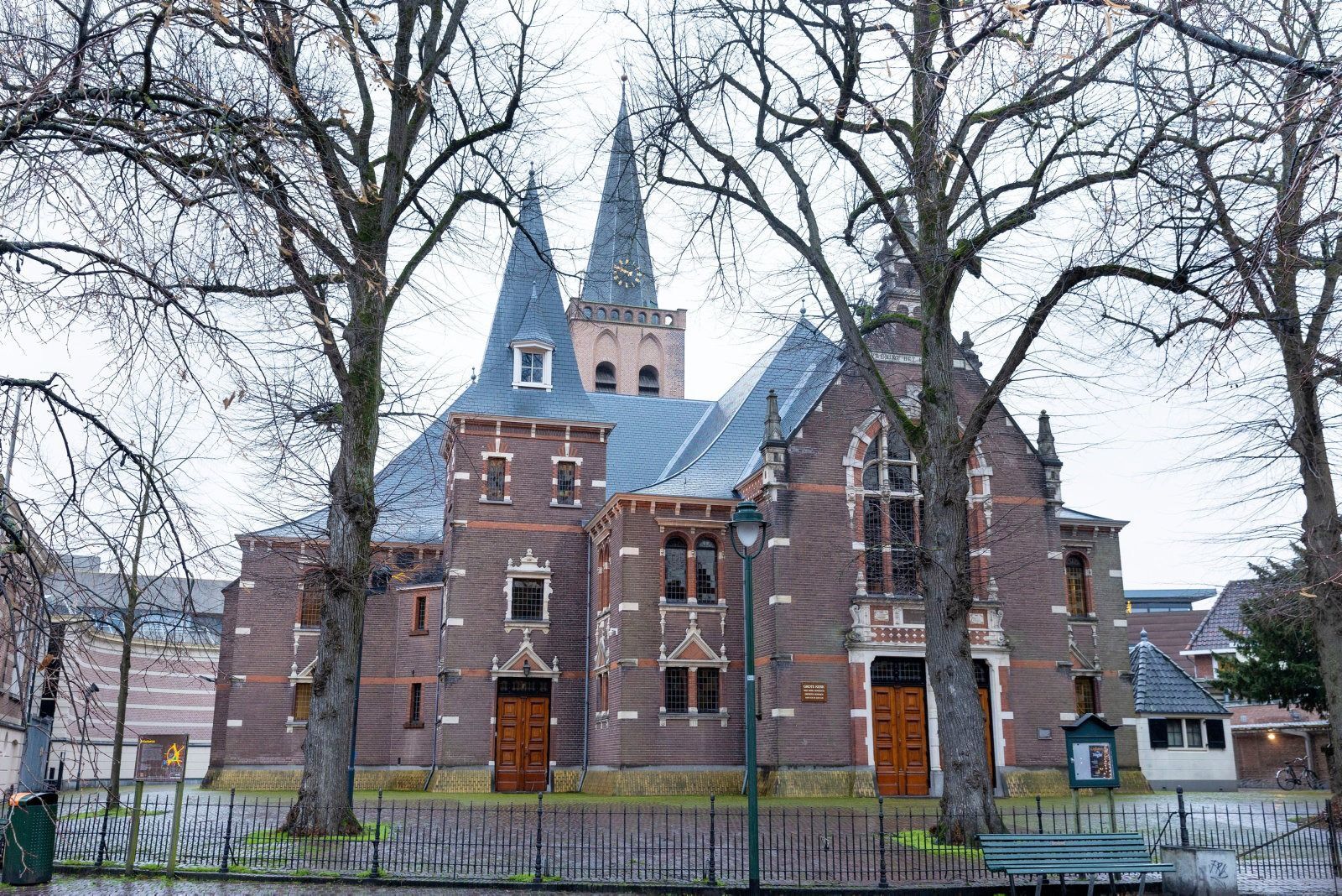Leeuw en haan terug in Grote Kerk Hilversum