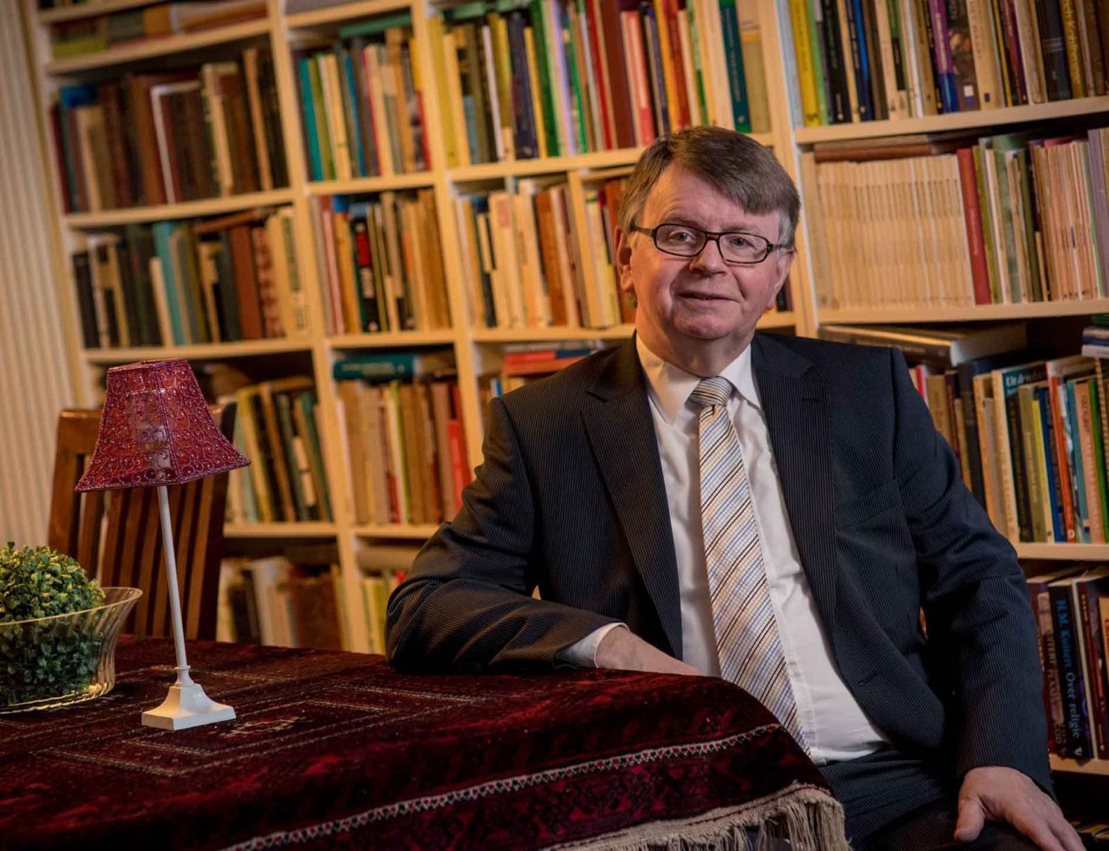 Dr. Hoek: Laten we biddend in de wereld staan