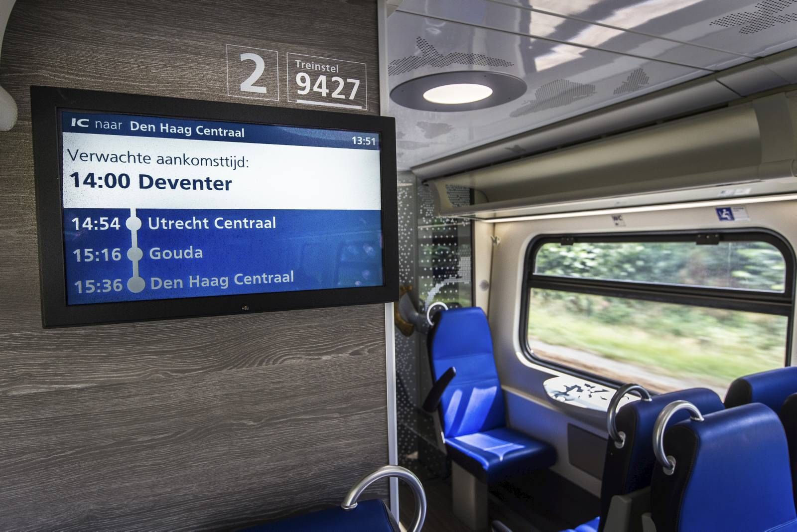 Reclame in trein op schermen reisinformatie