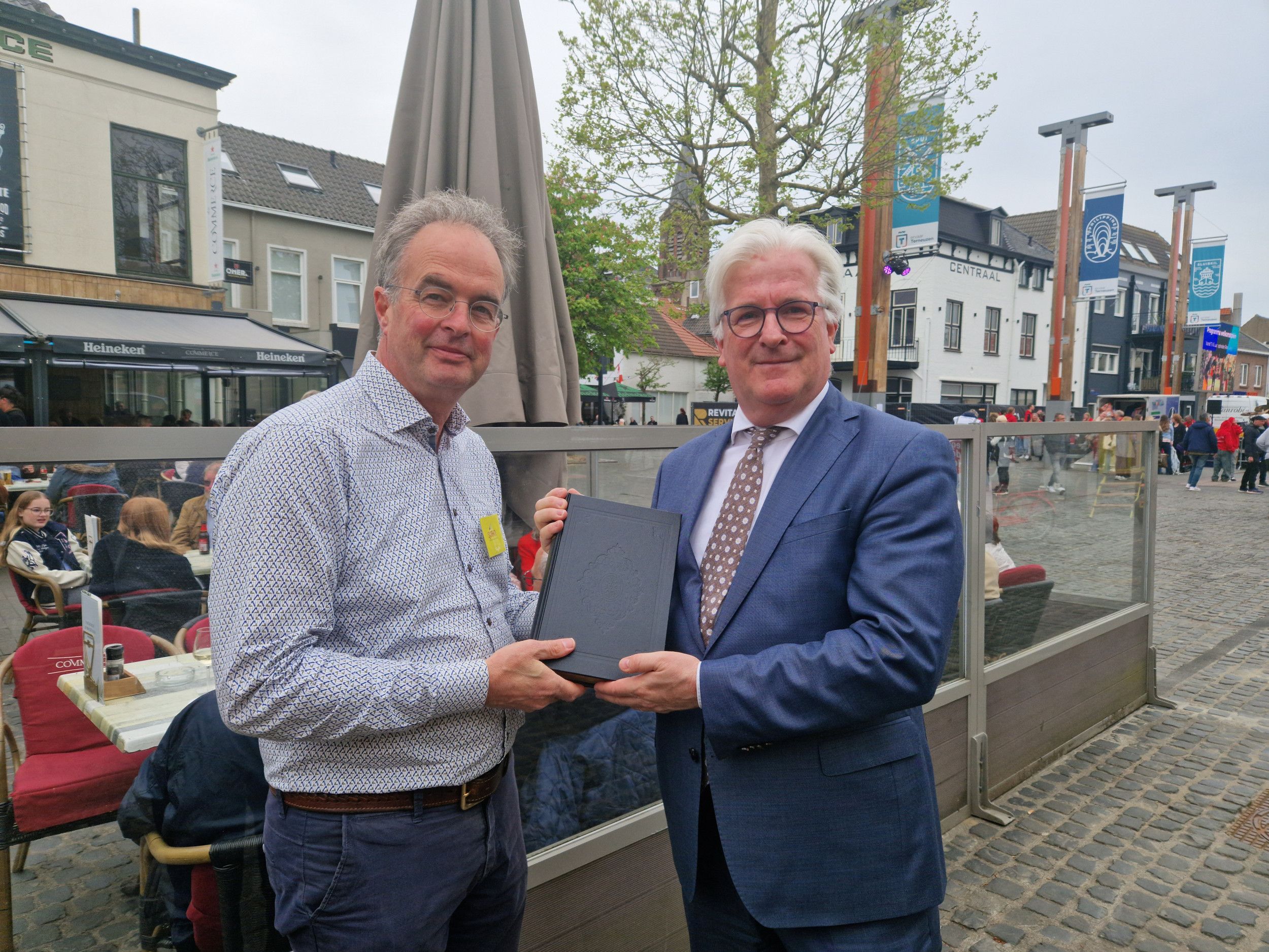 Burgemeester Terneuzen ontvangt Statenvertaling bij The Passion