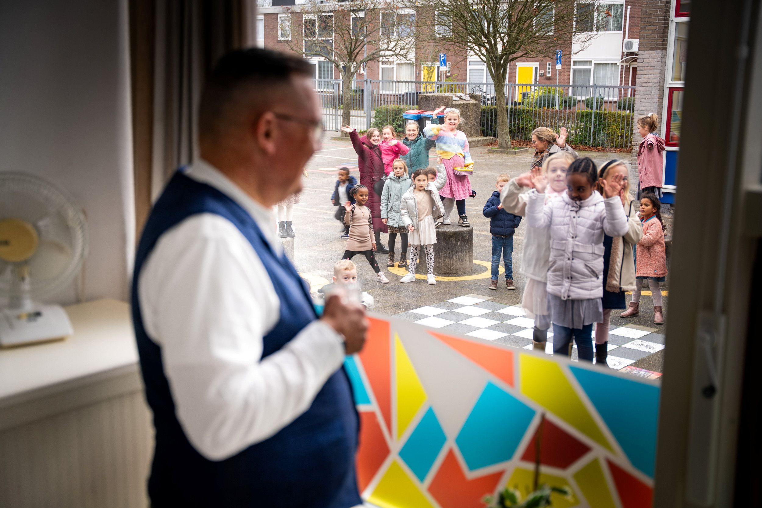 Meester Henk Schipper kan nog niet geloven dat hij na 46 jaar afscheid ...