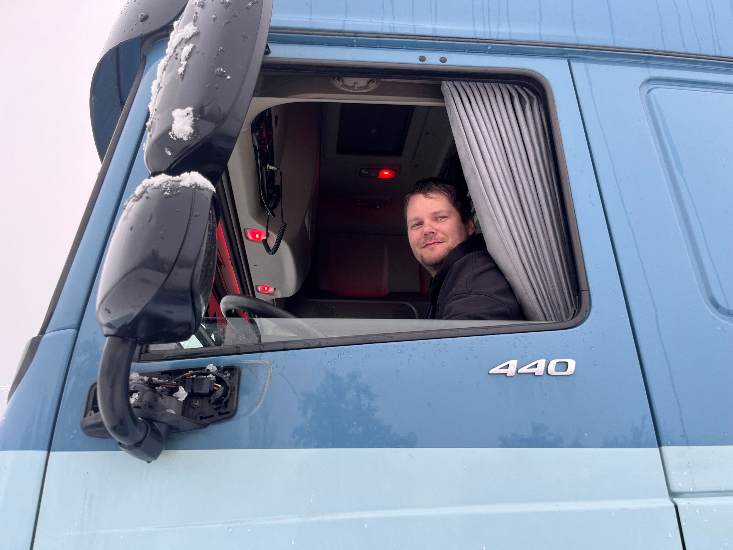 Trucker Mark strandt in de sneeuw bij Sneek: „Het is zwaar beroerd ...