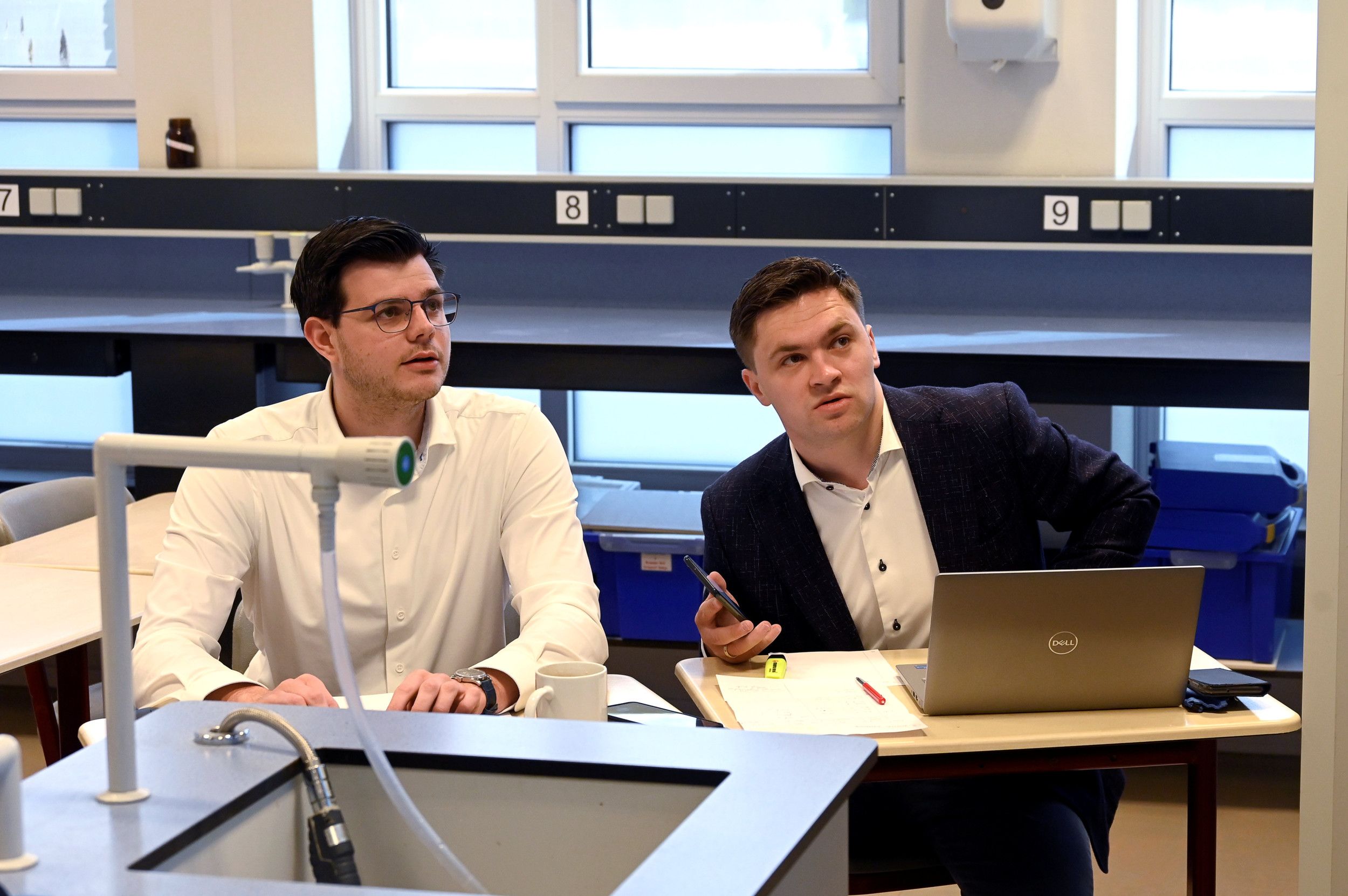 Mentoren Leander en Dirk Jan bellen leerlingen met examenuitslag ...