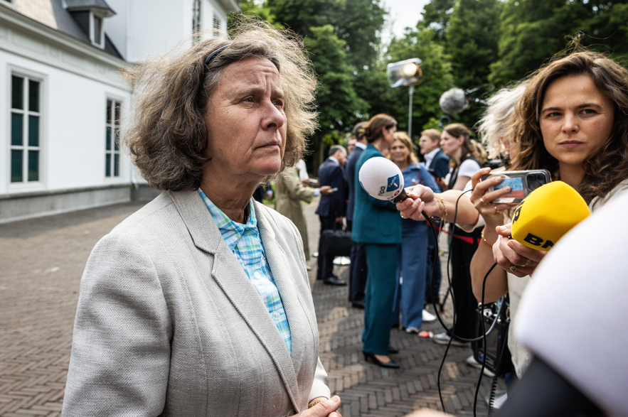 Koning in Tsjechië: Raar om NL te verlaten in politieke crisis • Kamer debatteert ...